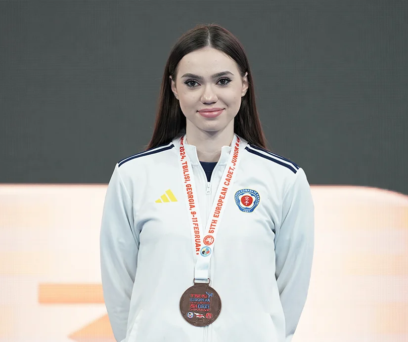 Maria Cristina Coman, studentă la Facultatea de Litere a UB, medalie de ...